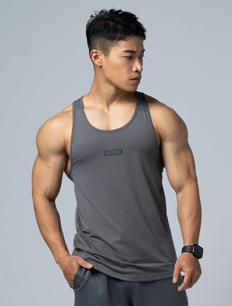 FlexSmooth™剪接尼龍訓練健身背心 (鐵灰) – AROAK 機能健身服飾 | 專為健人打造